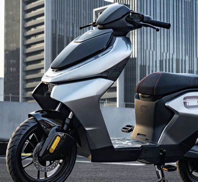 春风发力，极核AE4上市!售价4699元起，高配带ABS+TCS,摩托范