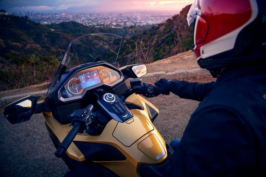 车身细节特写——2025 GL1800 Gold Wing 大金翼，四十多万的车就是不一样,摩托范