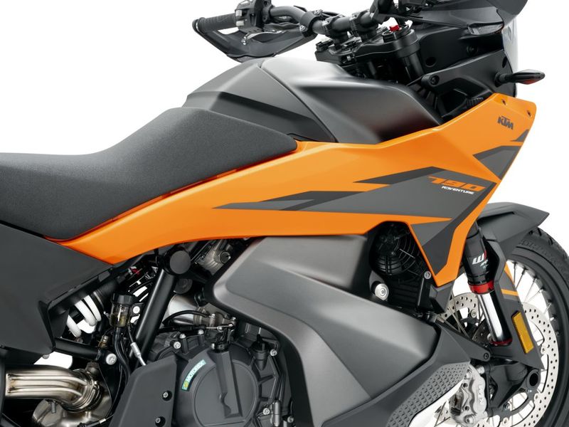 2025款KTM790 Adventure普版与R版怎么选？相比于老款有哪些升级？,摩托范