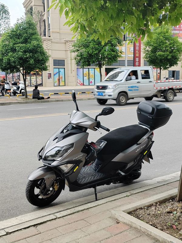 豪爵 AFR125 vs 铃木 UY125 终极对决：125cc 踏板车谁才是「全能王者」,摩托范