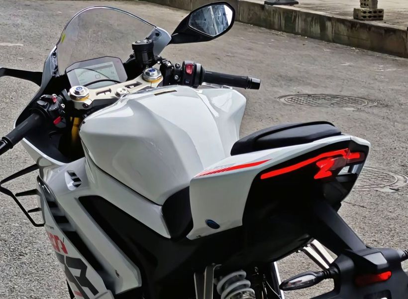 张雪500RR三版本详解，顶配单摇臂版竟比青春版贵5千？应该怎么选？,摩托范