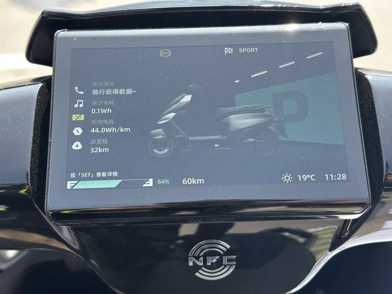 价格公布！25款极核AE4上市，顶配才6939元！3.5kW猛兽+智能操控，油车还香吗？,摩托范