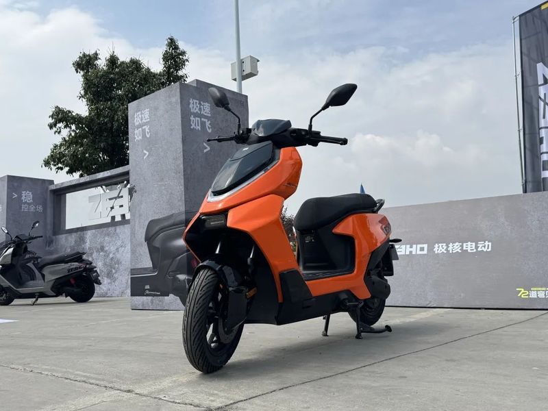 价格公布！25款极核AE4上市，顶配才6939元！3.5kW猛兽+智能操控，油车还香吗？,摩托范