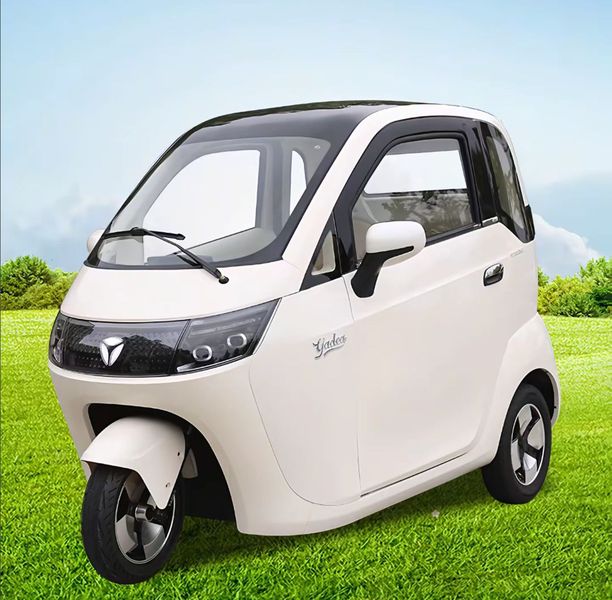 【真实车主测评】雅迪EV301三轮篷车：刮风下雨通勤神器，用半年后我后悔了吗？,摩托范