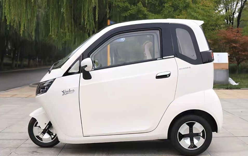 【真实车主测评】雅迪EV301三轮篷车：刮风下雨通勤神器，用半年后我后悔了吗？,摩托范