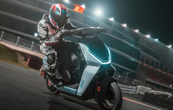 单摇臂+侧挂电机！14000元国产电摩杀疯了：实测极核AE7 Pro,摩托范