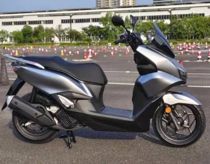 为什么说五羊本田NWT150是150踏板"鲶鱼"？290mm平踏+68L储物，对手都慌了！,摩托范