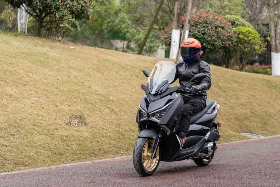 详细测评天鹰TX250E︱智能配置拉满了，还好骑吗？,摩托范