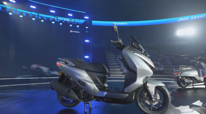11980元起，春风150复古踏板上市，150平踏板亮相,摩托范