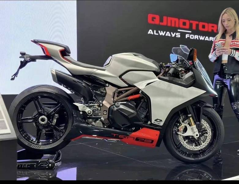 春风1000SR即将登场，马力超200匹，10万内价格预期是否靠谱？,摩托范