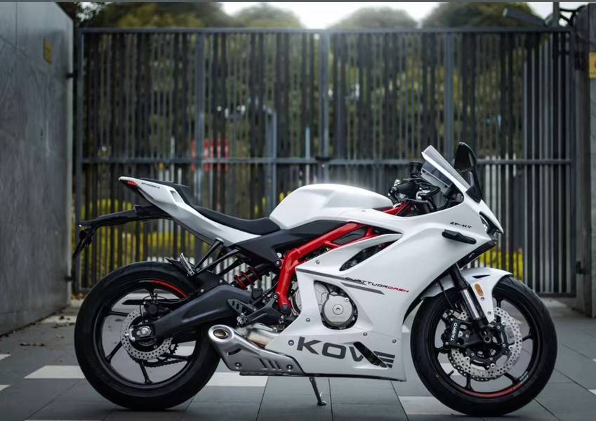 凯越450RR 2025款曼岛版对比新玩家版：四缸仿赛的「性能暴走」与「新手友好」如何选？,摩托范