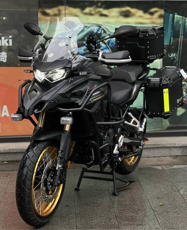 2025款贝纳利 TRK 552 公路版：售价33680元，性能全面升级，打造最强性价比！,摩托范