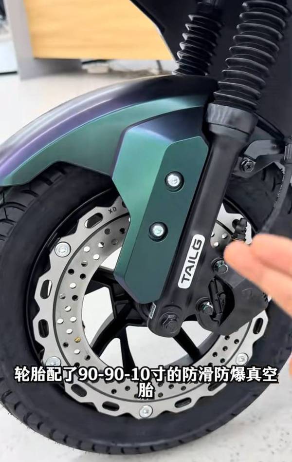 台铃K30S超能版来袭：机甲风+双刹系统，续航110公里，还配TCS！,摩托范
