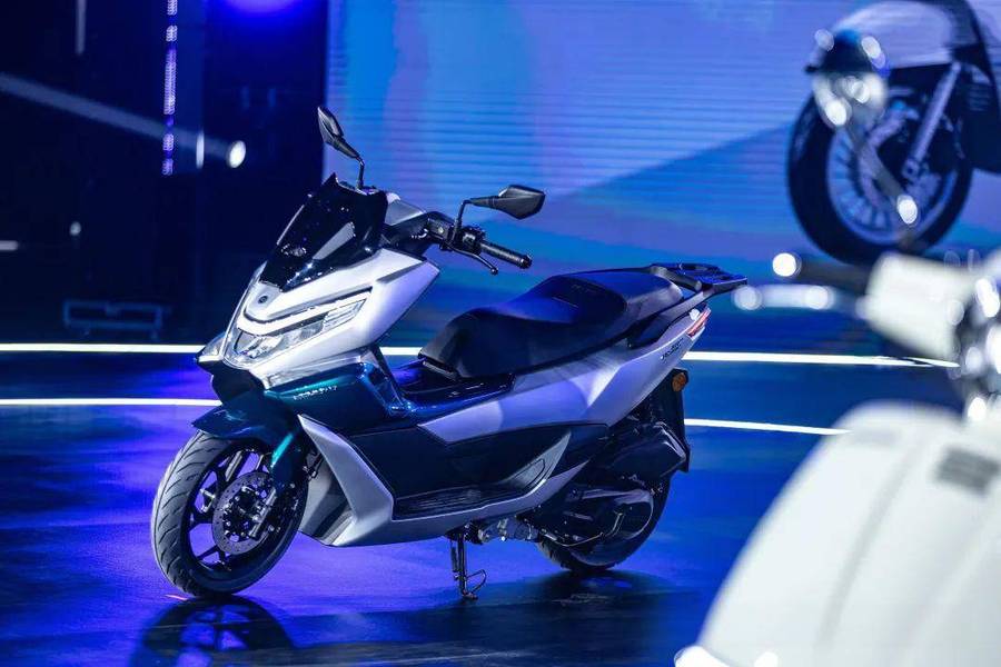春风150SC-F平踏亮相：设计缝合怪，还是通勤新标杆？,摩托范
